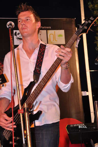 Bret Lee performs with Majors band at Inorbit Mall in Mumbai - Photogallery