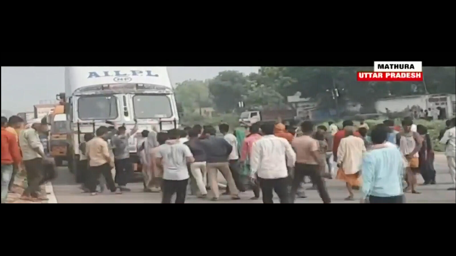 Angry mob attack cops after a road accident in Agra-Mathura highway