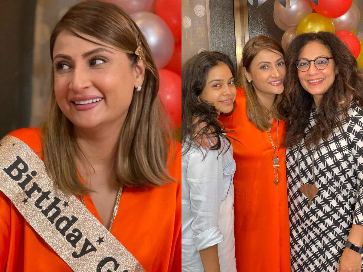 Urvashi Dholakia rings in her 42nd birthday with besties Sumona ...