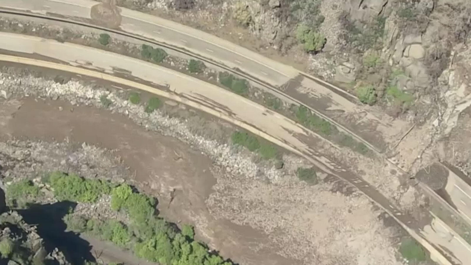 US: Mudslides in Colorado trap motorists on highway