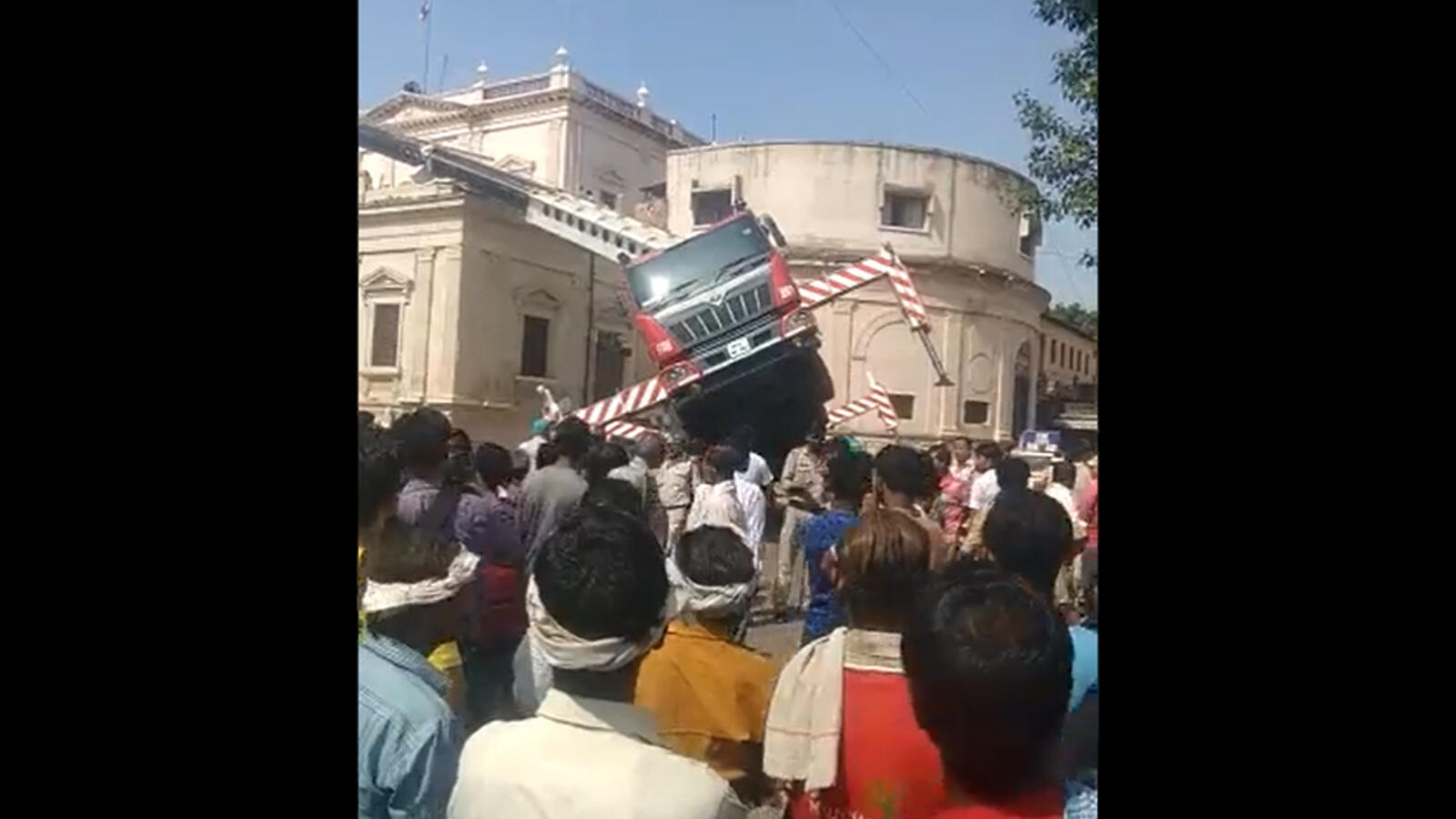 Gwalior: 3 killed as crane trolly breaks while installing national flag