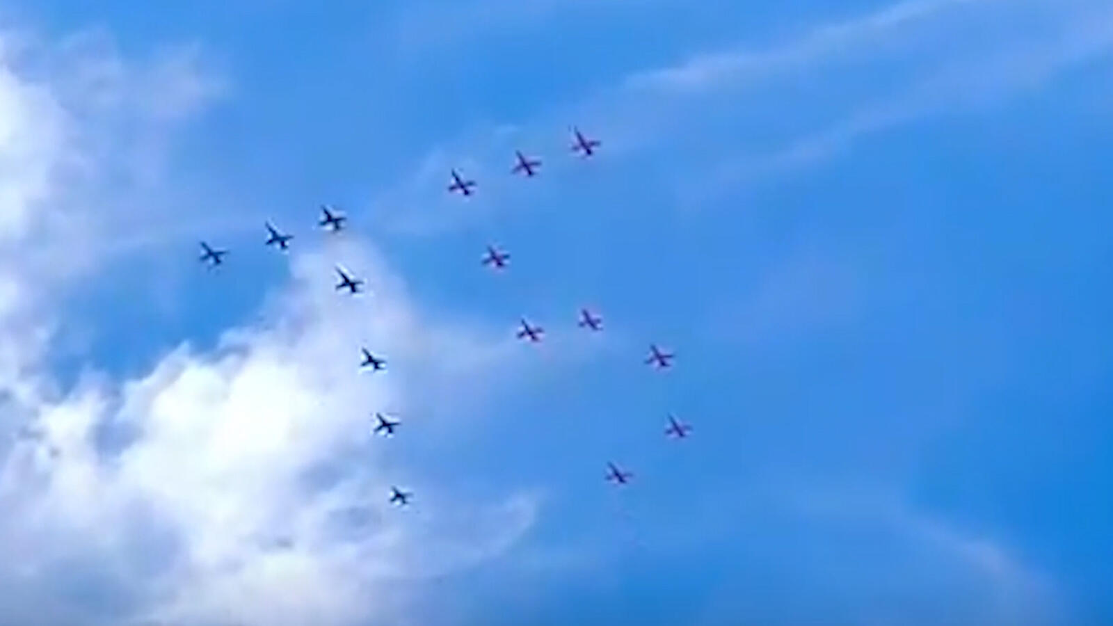 75 years of India's independence: IAF aerobatic team carries out flying ...