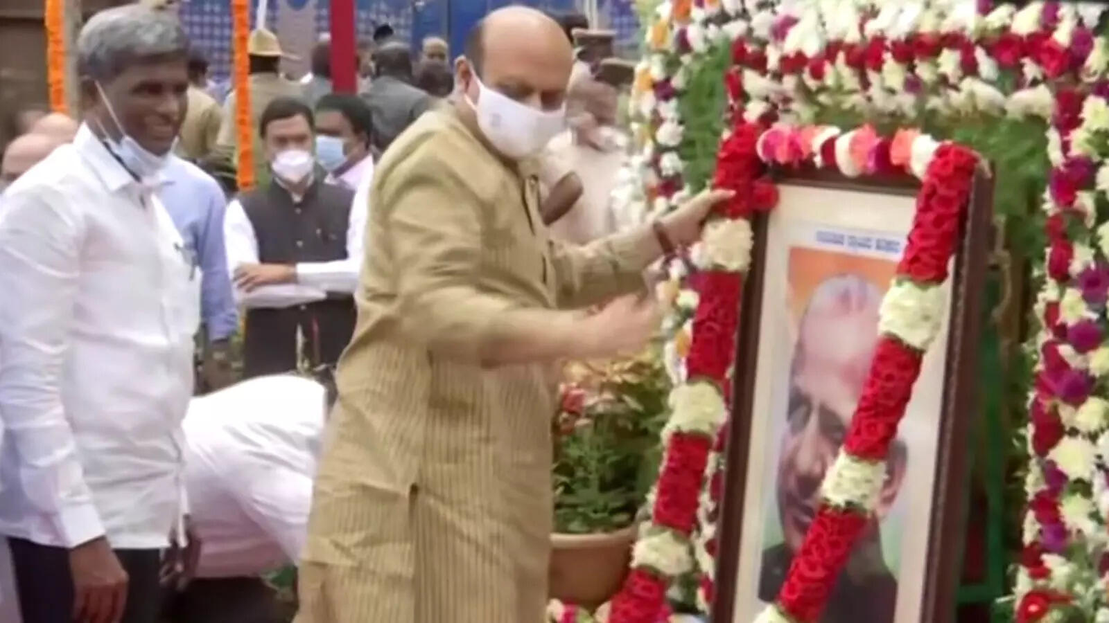 Karnataka CM pays tribute to former CM Devaraj Urs on his birth anniversary