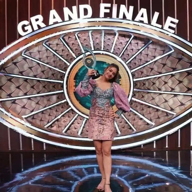 Divya Agarwal takes home Bigg Boss OTT trophy! Pictures of the reality ...