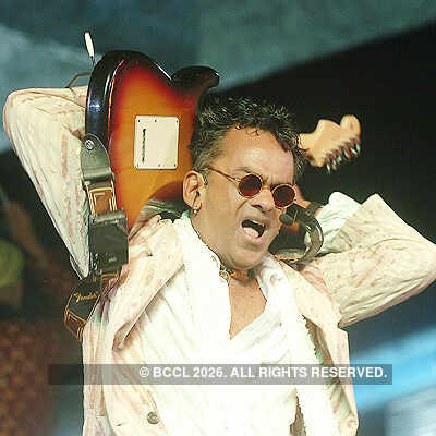 Remo Fernandes performs at AR Rehman live in concert at Palace Grounds ...