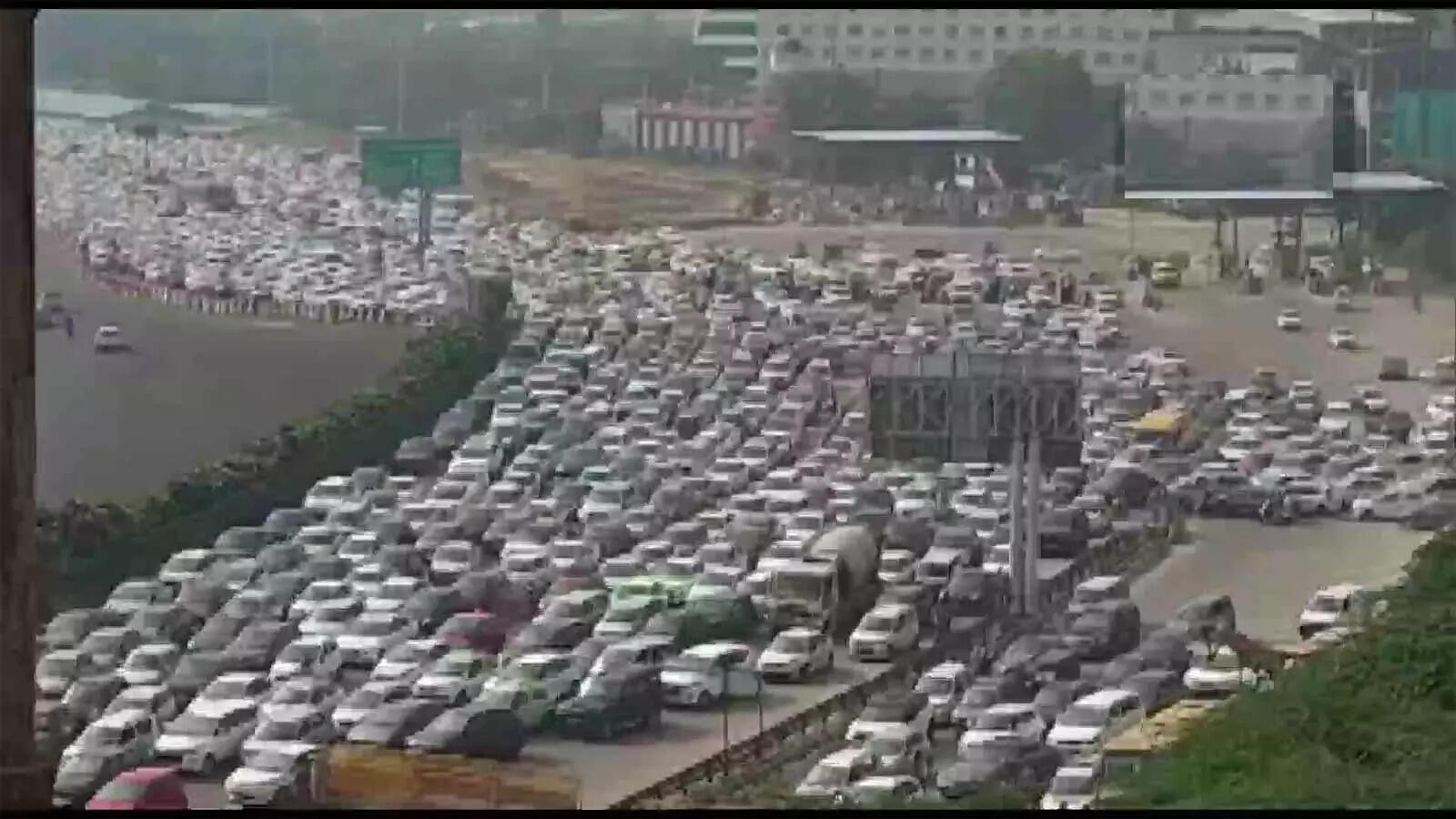 Gurugram-Delhi border: Massive traffic snarl in wake of Bharat bandh