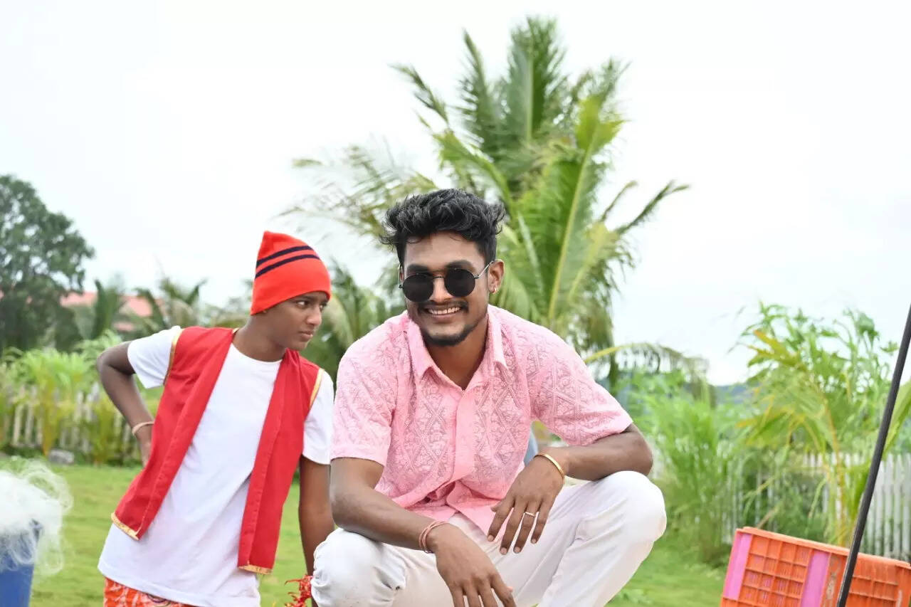 Saloni Satpute and Deepak Hulsure's Koli song ‘Painjan Tujh’ is out! | Marathi Movie News ...