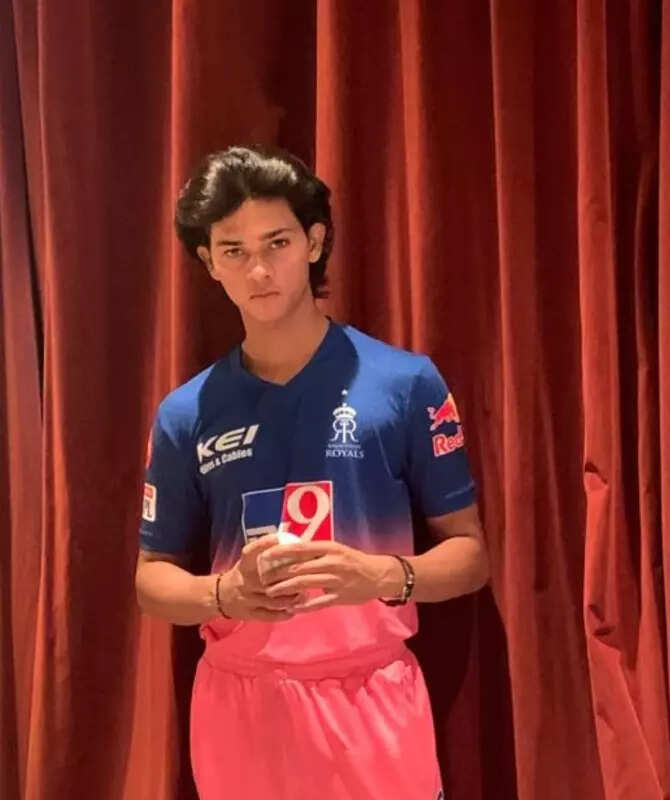 IPL 2021: 'Fanboy' Yashasvi Jaiswal gets his bat autographed by MS ...