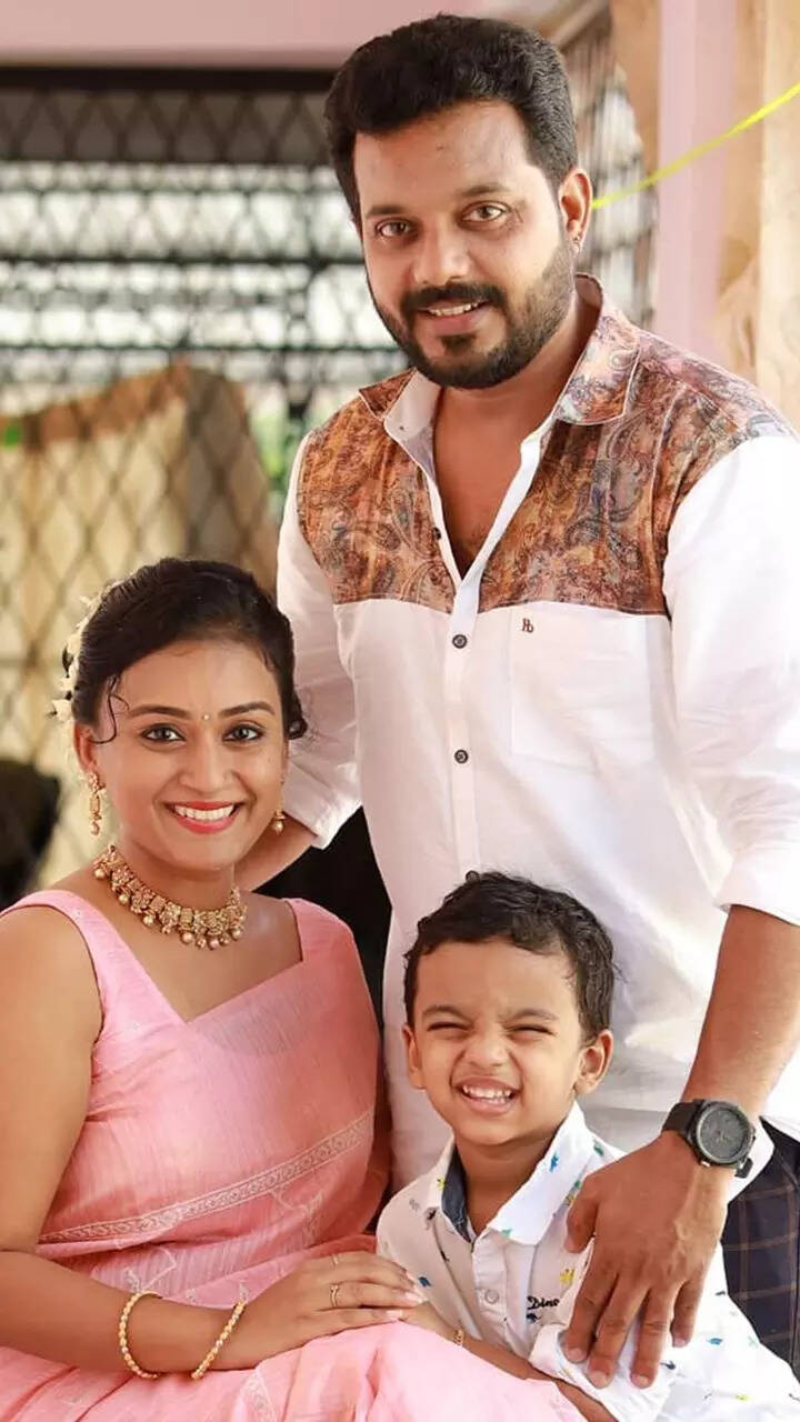 mridhula vijai: Thumbapoo review: Young Veena and Rameshan steal the ...