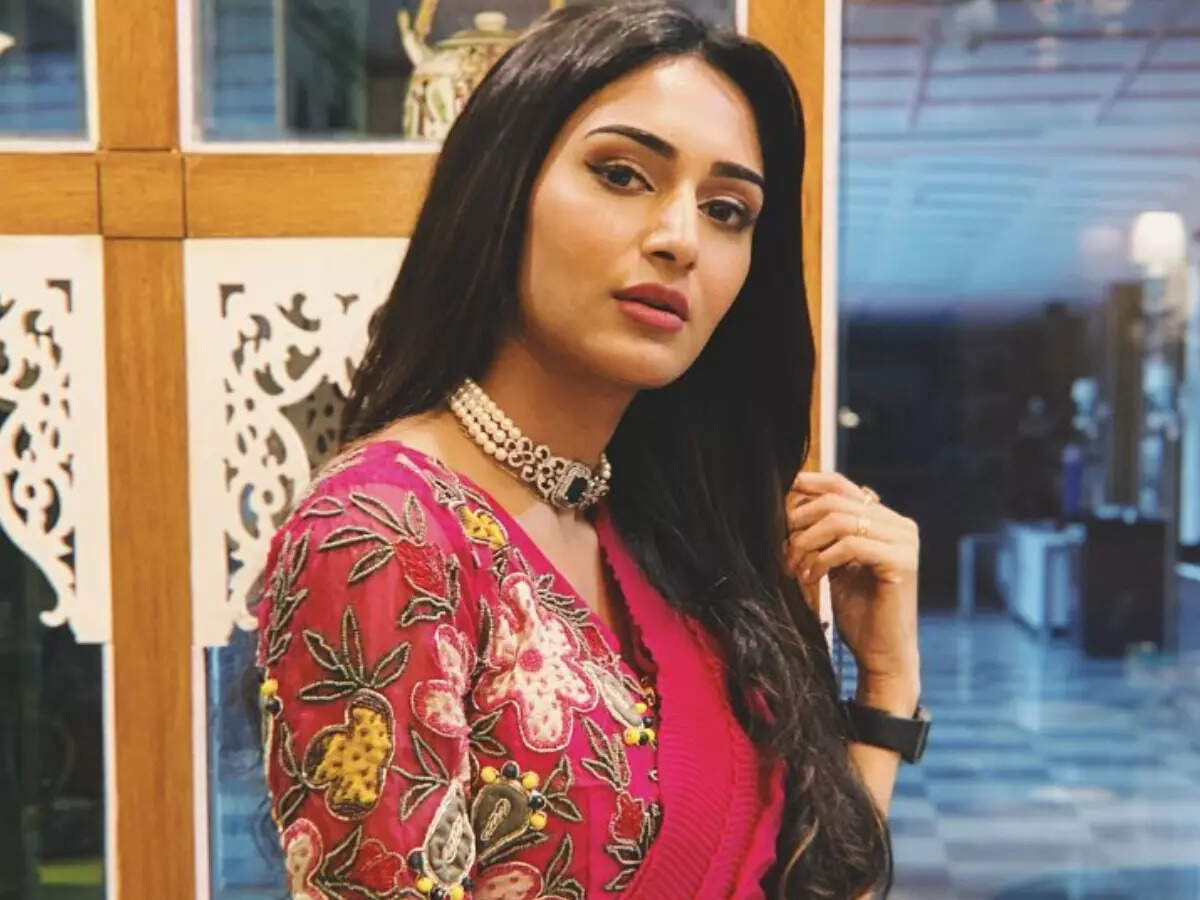 Erica Fernandes spills the beans on the sudden wrap up of Kuch Rang ...