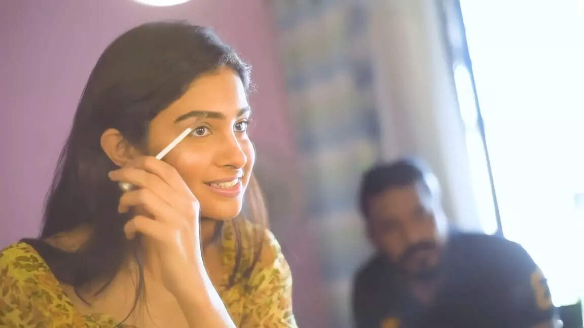 manasa: Manasa Varanasi had a fun makeup session with Clint Fernandes