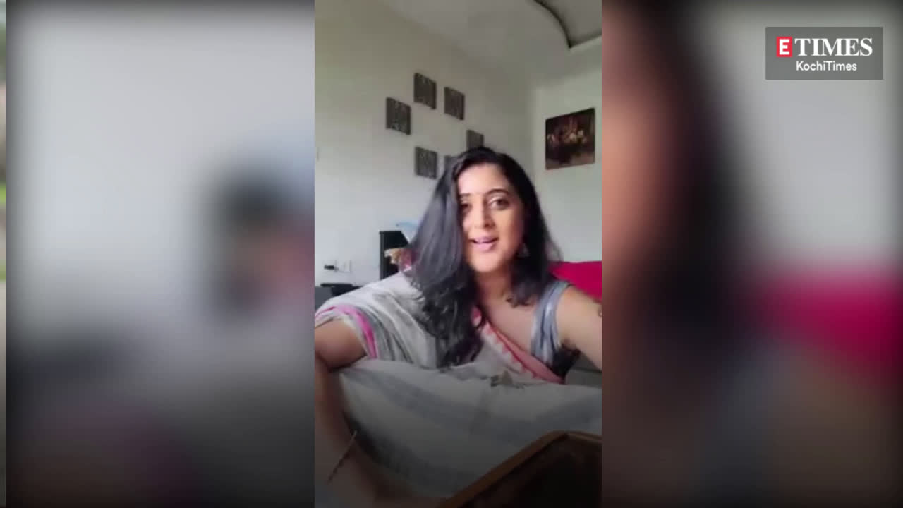 Kaniha sings an evergreen Tamil song