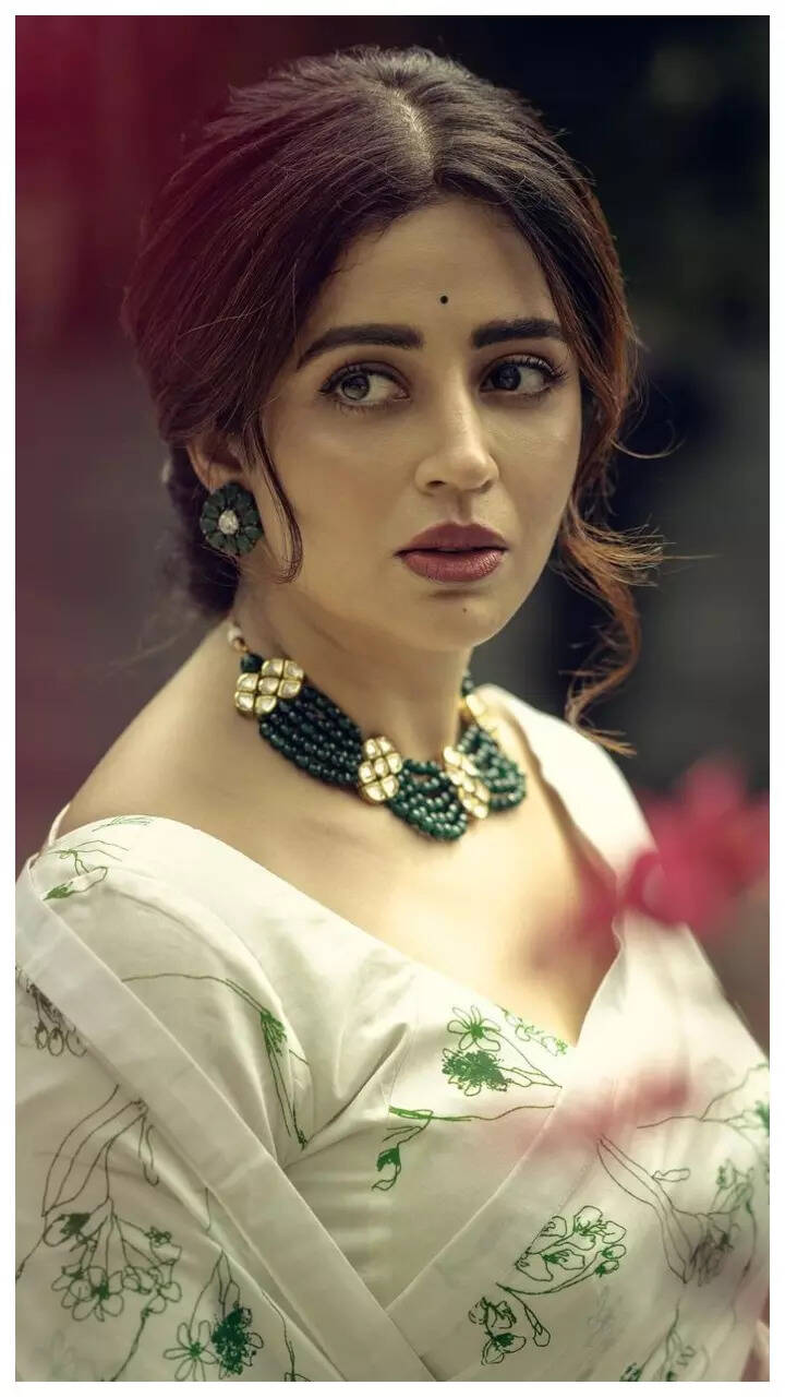 'Bhatkanti' host Milind Gunaji's son Abhishek gets hitched in an ...