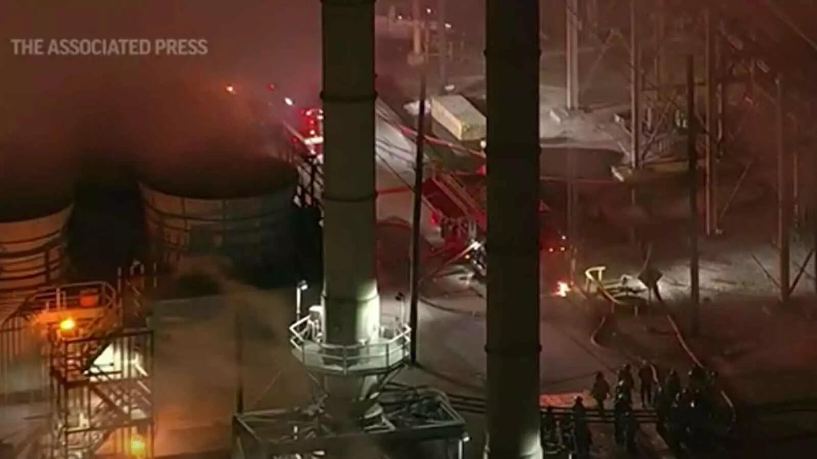 Fire extinguished at Texas refinery, 4 injured