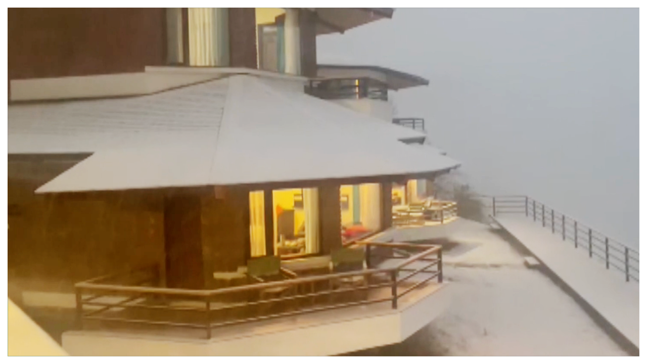 Uttarakhand: Fresh spell of snowfall lashes Badrinath