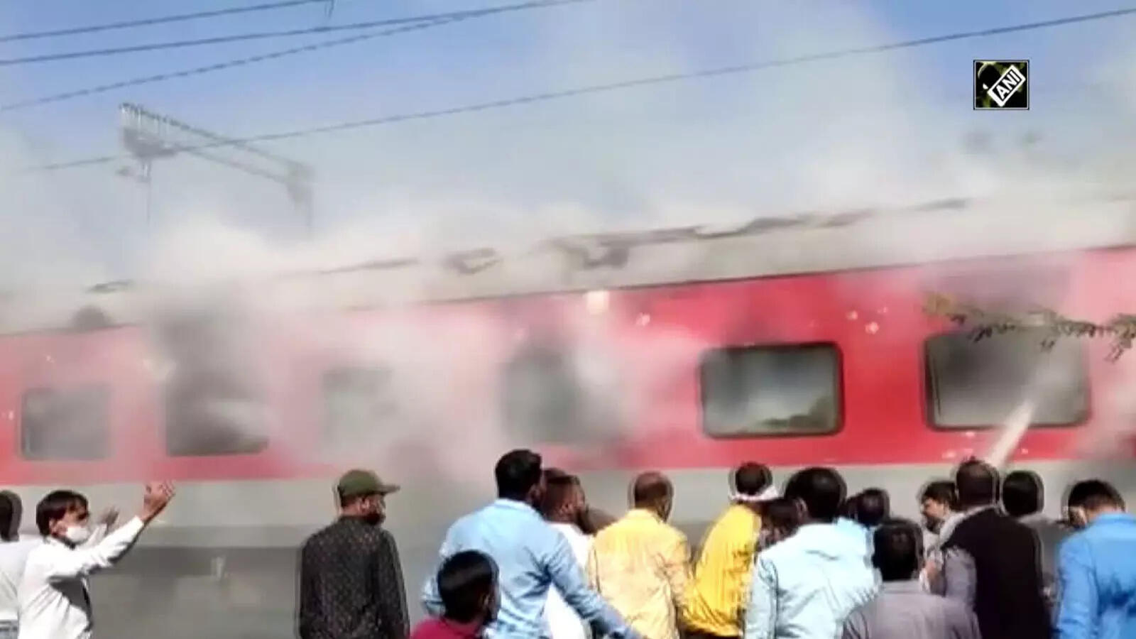 Maharashtra: Pantry car of Gandhidham-Puri Express catches fire in ...