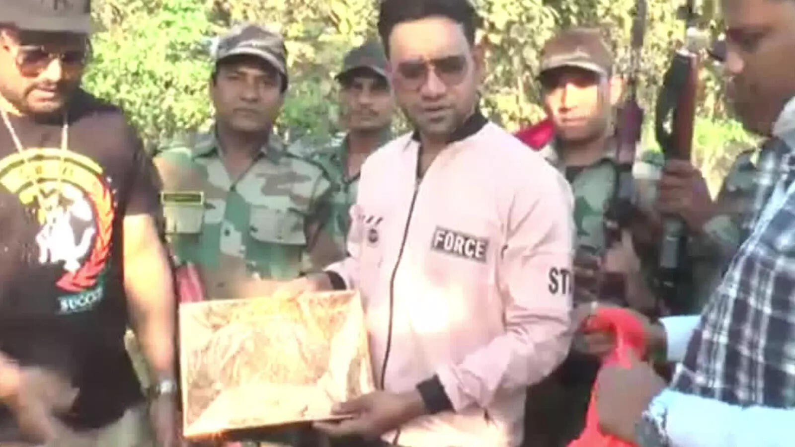 Dinesh Lal Yadav 'Nirahua' launches rapper Hiteshwar's song on UP CM Dinesh Lal Yadav 'Nirahua' launches rapper Hiteshwar's song on UP CM