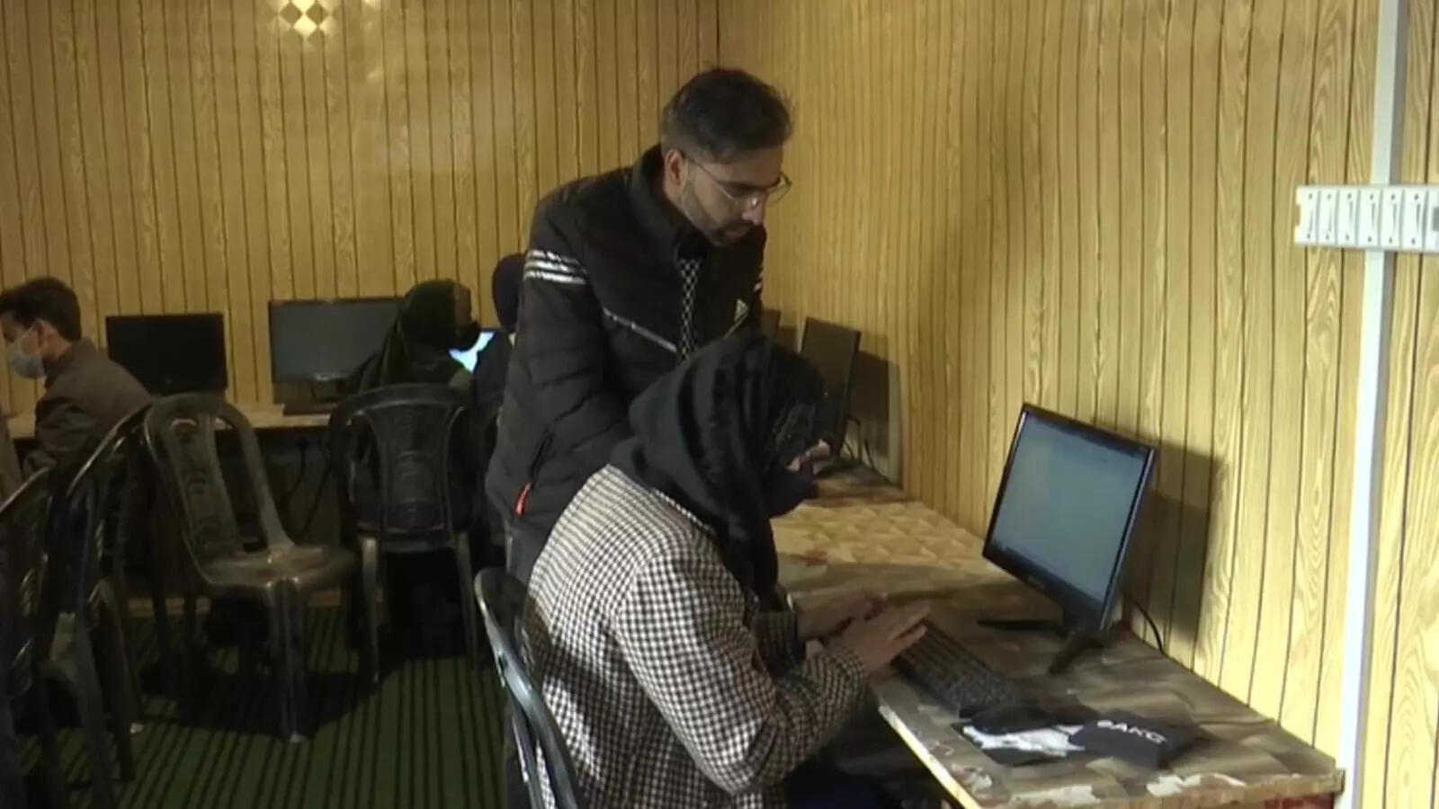 J-K: Aadil Bhat makes students aware about ‘Coding’ in Pulwama