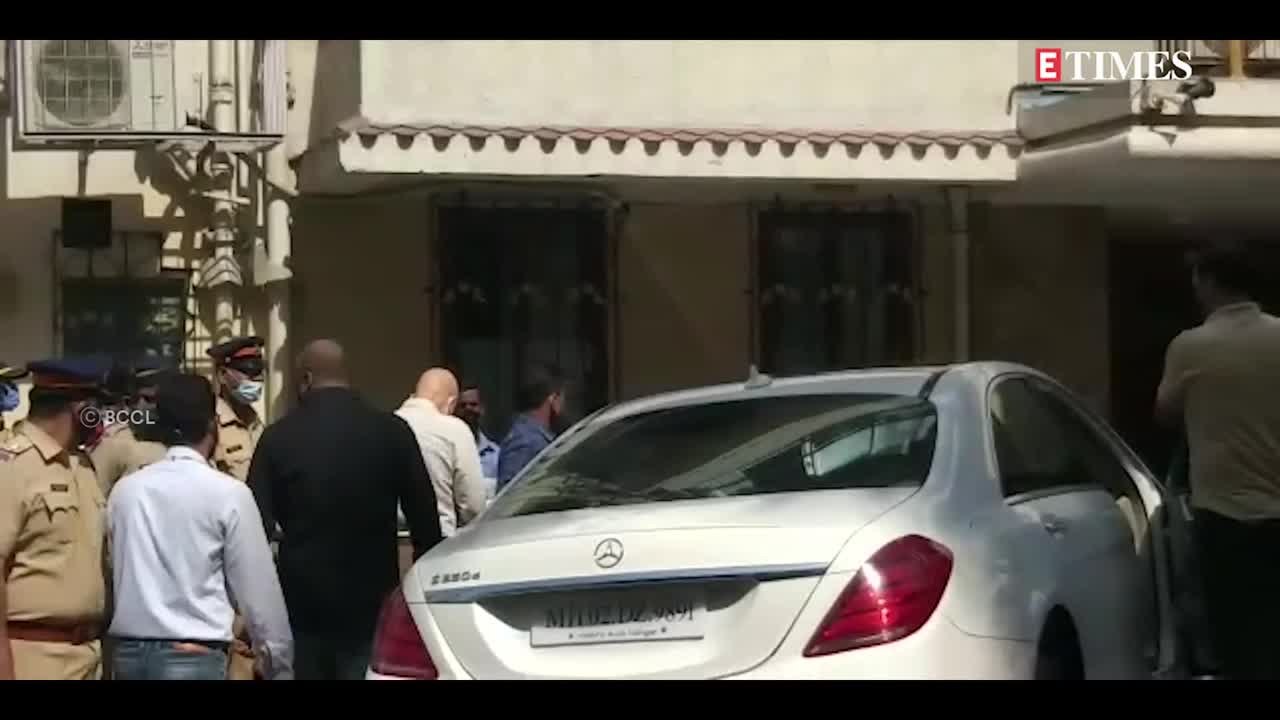 Celebs arrive at Lata Mangeshkar's residence to pay their last respects