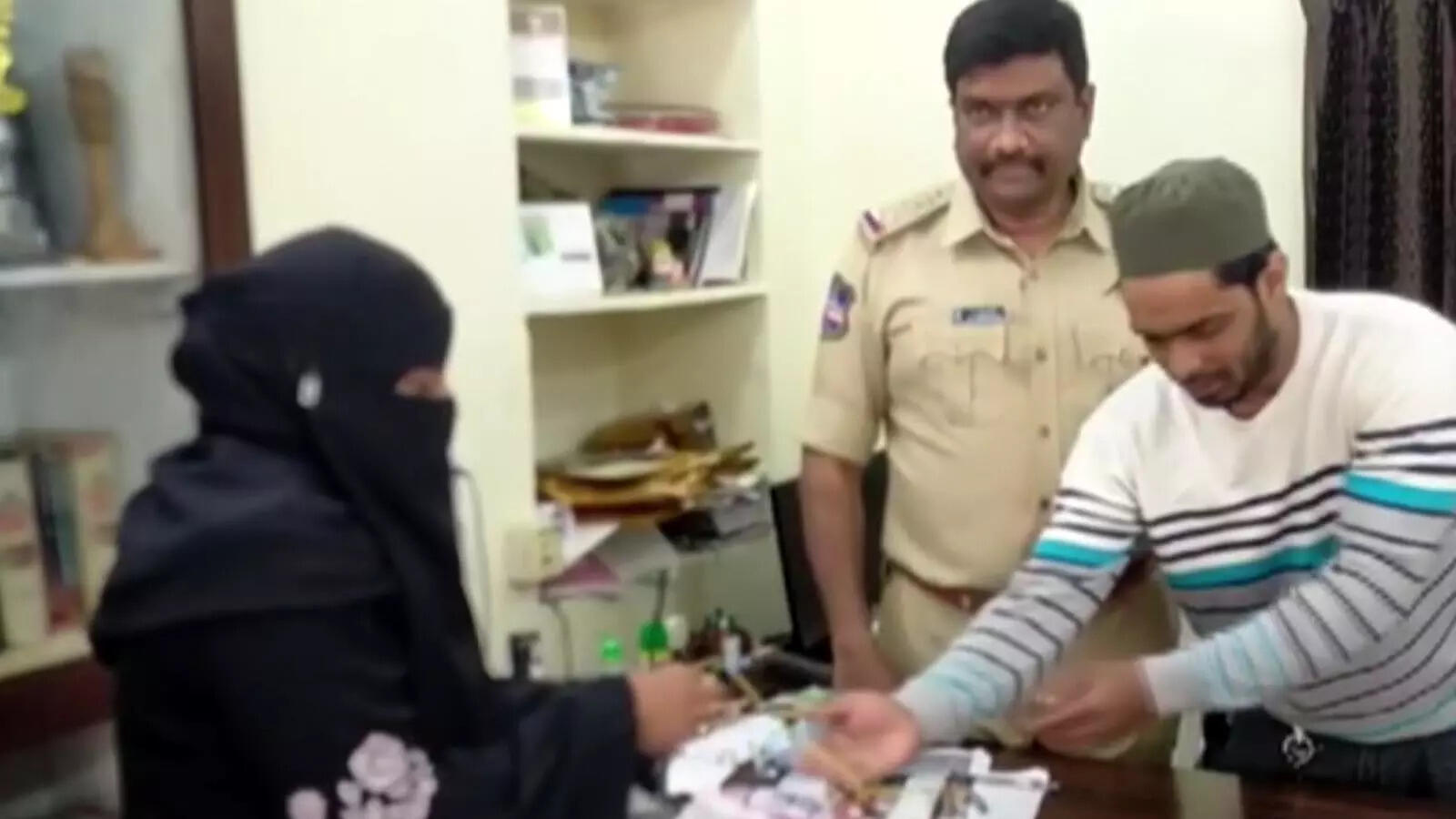 Hyderabad: Auto driver shows good gesture, hands over lost gold to owner