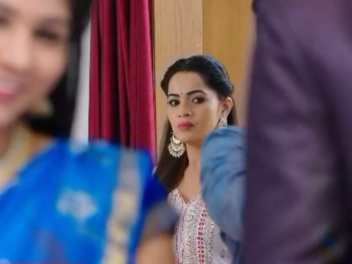 karthik: Karthika Deepam preview: Monitha gets a new clue about Karthik - Times of India