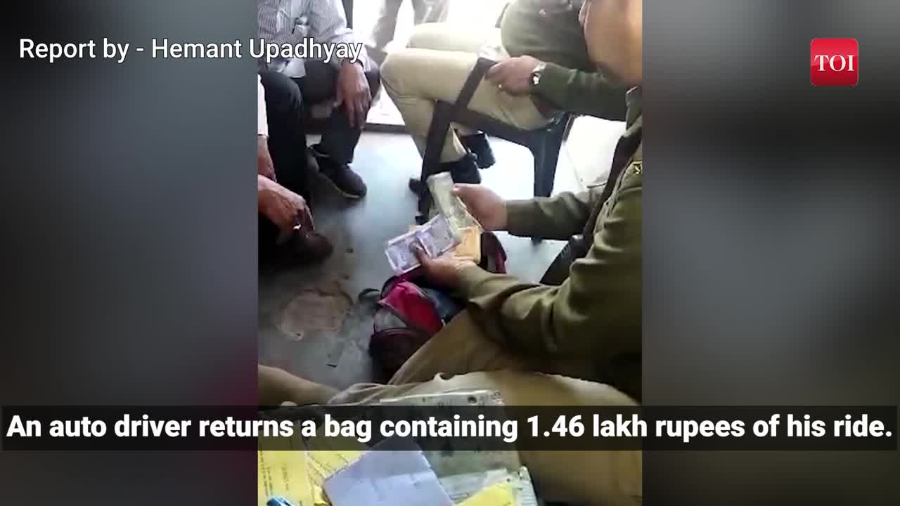 An auto driver returns a bag containing 1.46 lakh rupees of his ride.