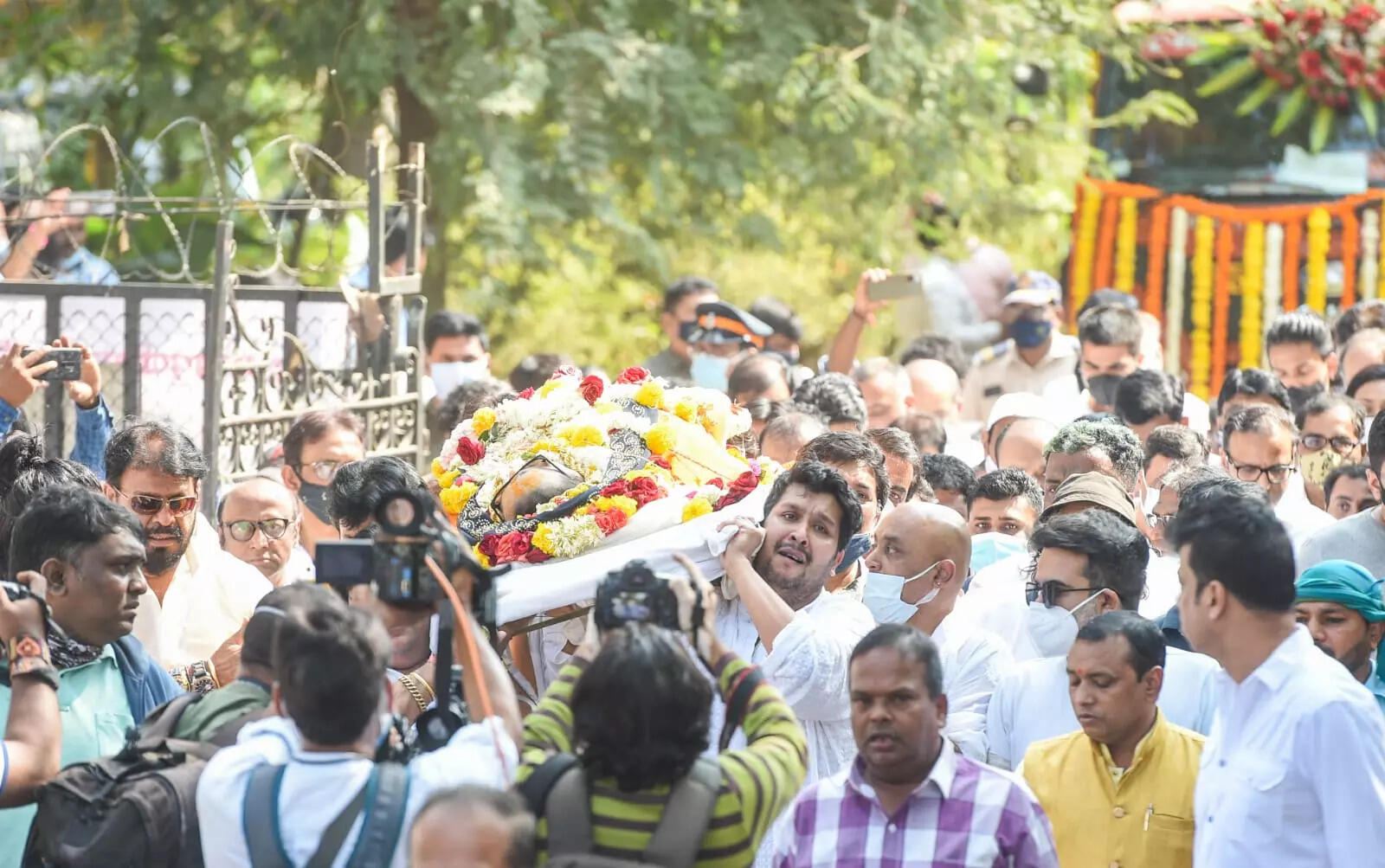 The final farewell: Celebrities including Vidya Balan, Shakti Kapoor ...