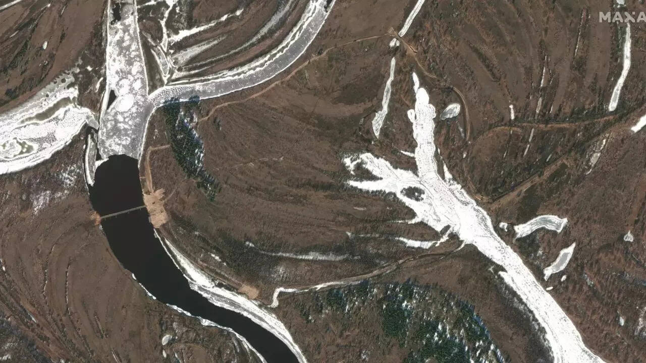 Satellite photos give a bird's-eye view of Ukraine crisis