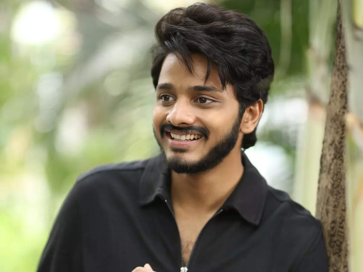 Watch: Teja Sajja thronged by fans for selfie