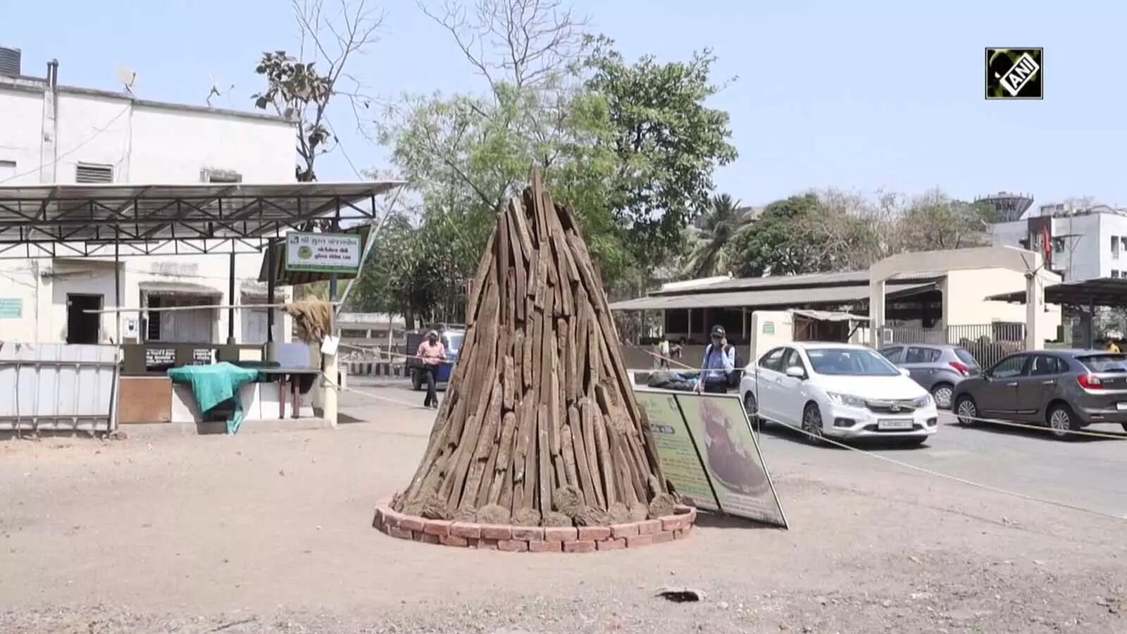 Surat-based trust makes ‘gobar’ sticks for ‘Holika Dahan’ to promote ...
