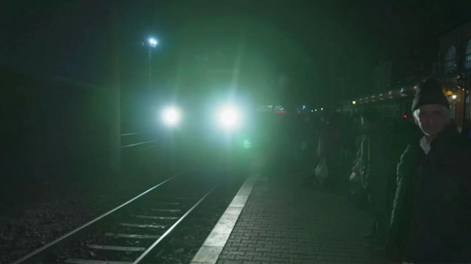 Ukrainian refugees take train from Romania
