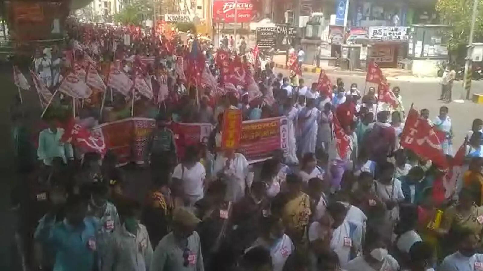 Visakhapatnam: Left activists protests against privatisation