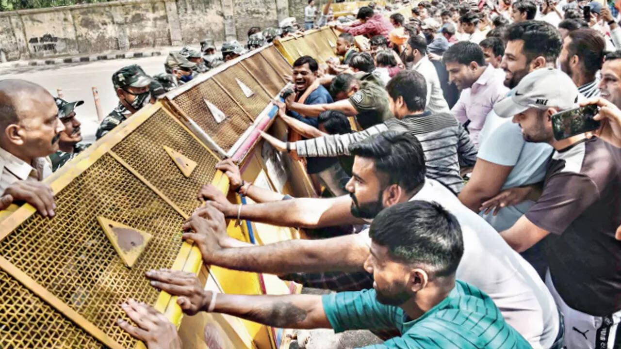 Photos of protest outside Delhi CM Arvind Kejriwal's house