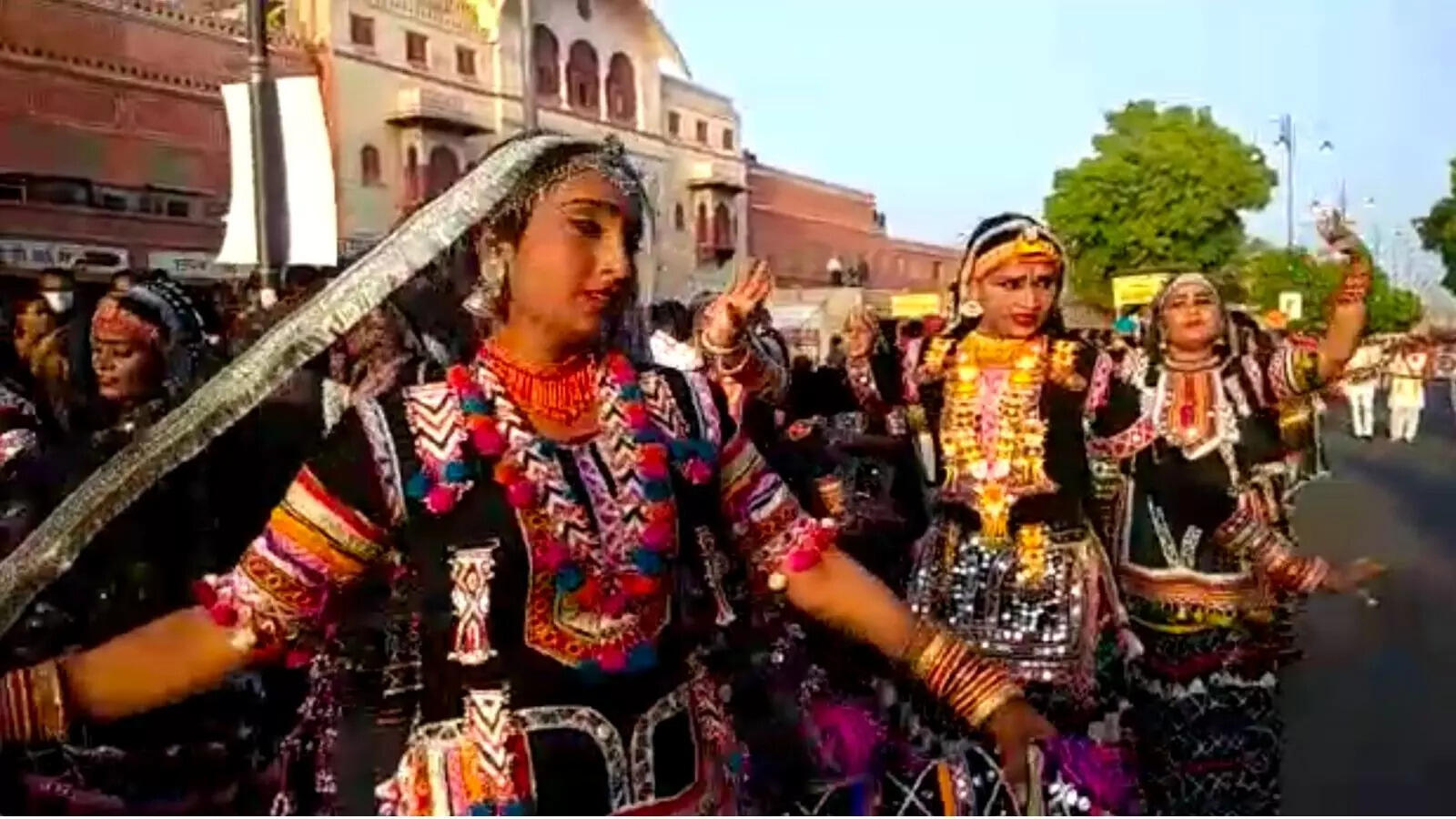 gangaur: Jaipur: Traditional dancers enthrall tourists, locals during ...