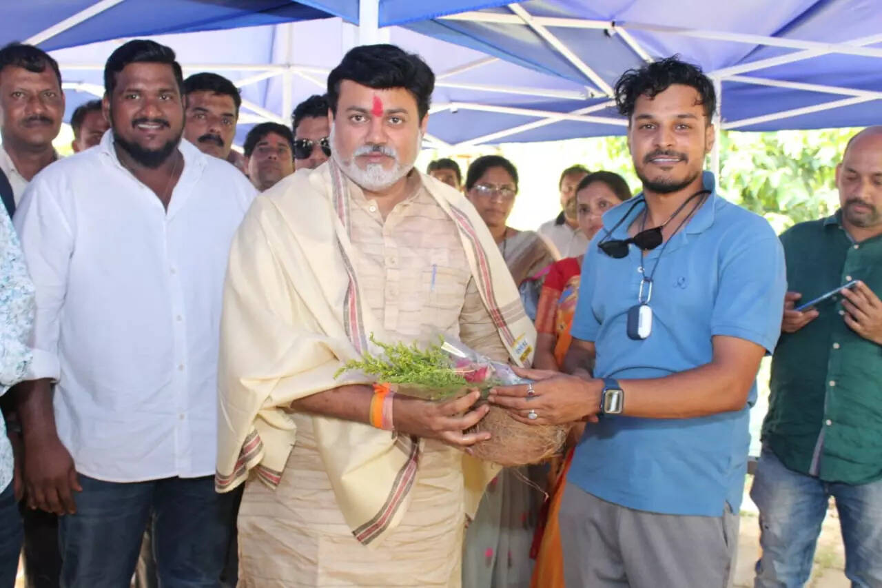 Sujay Dahake kick-starts shoot of 'Shyamchi Aai' in Konkan | Marathi ...