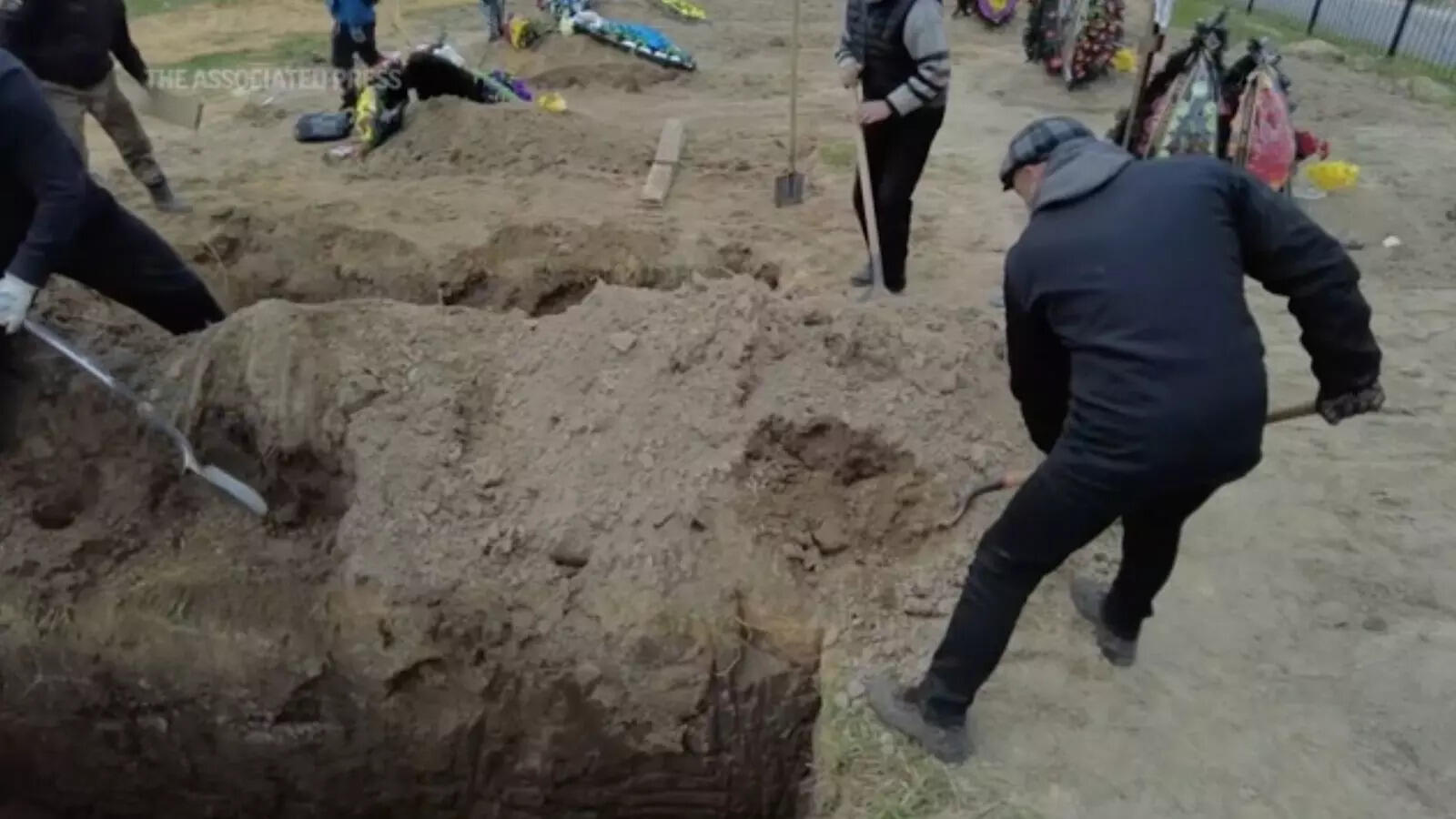 bucha: Ukraine crisis: Collecting bodies takes toll on Bucha volunteer