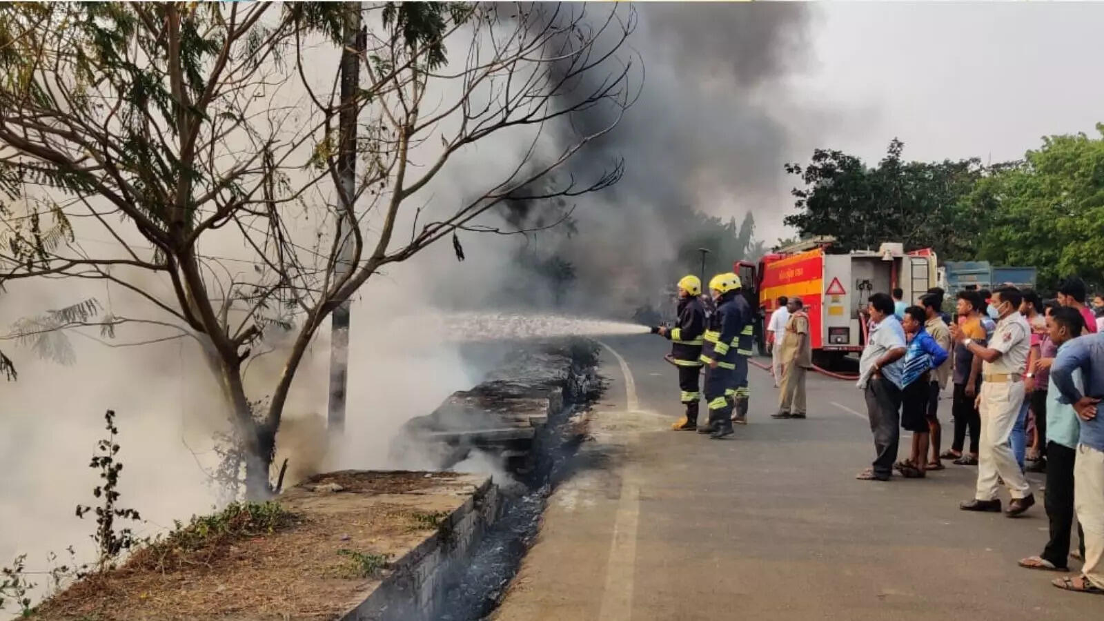 Bhubaneswar: Fire breaks out near national highway in Pahal due to ...
