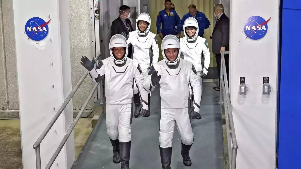 SpaceX launches 4 astronauts for NASA after private flight