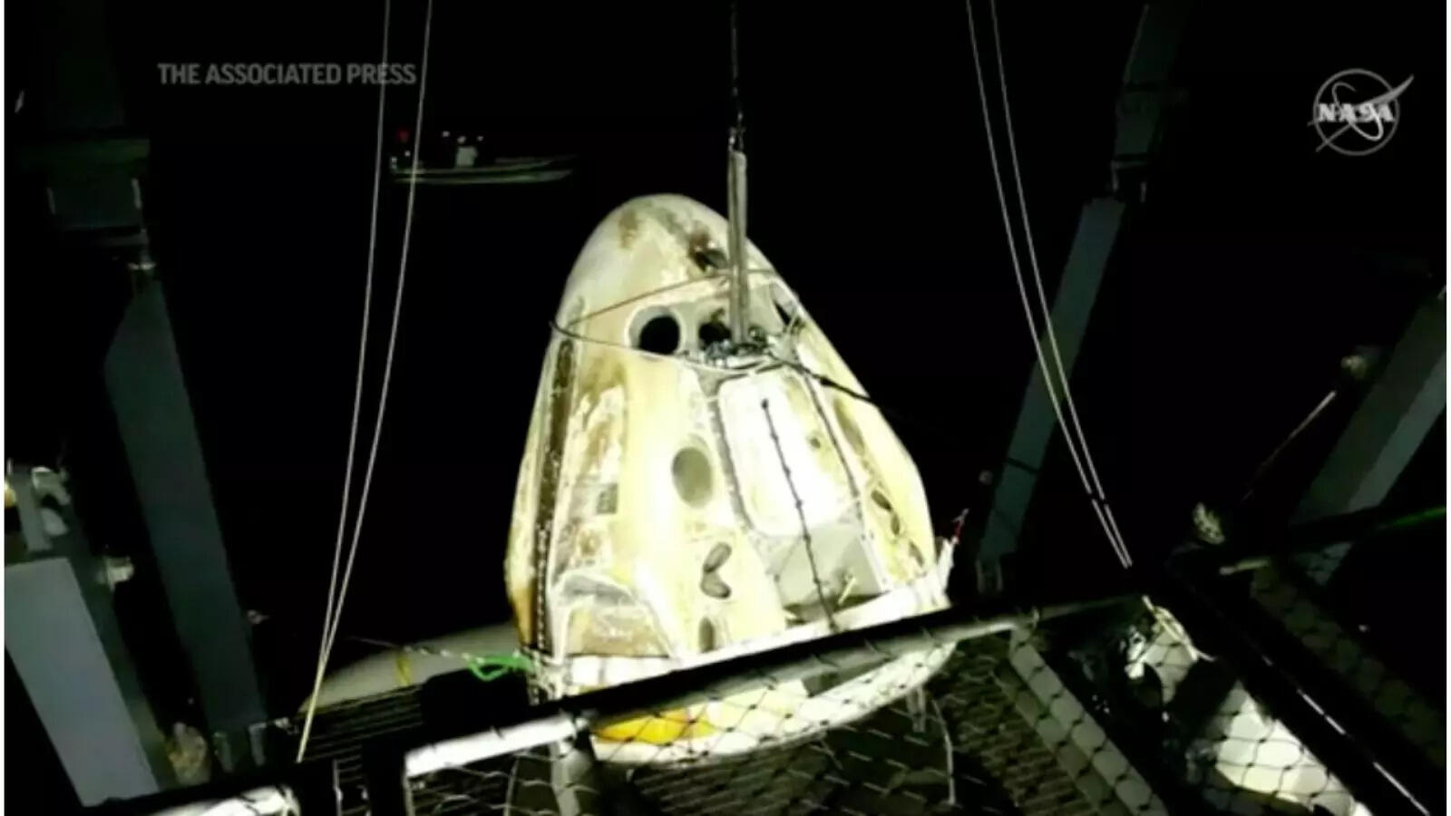 SpaceX capsule with 4 astronauts makes splashdown