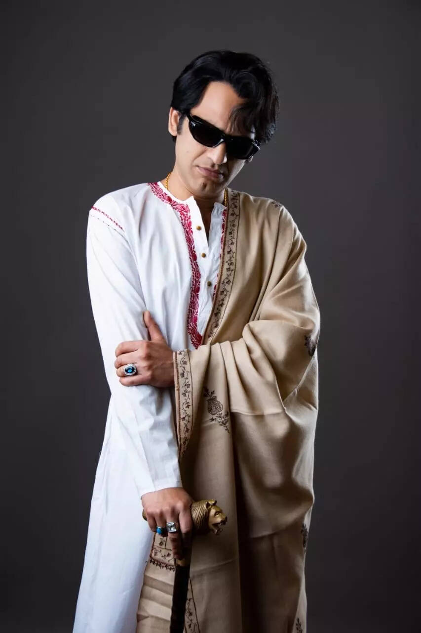 Can you guess this male actor in his first look from an upcoming ...