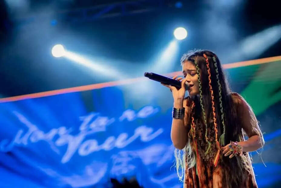 Singer Abhijeet brings back 90's memories with electrifying performance ...