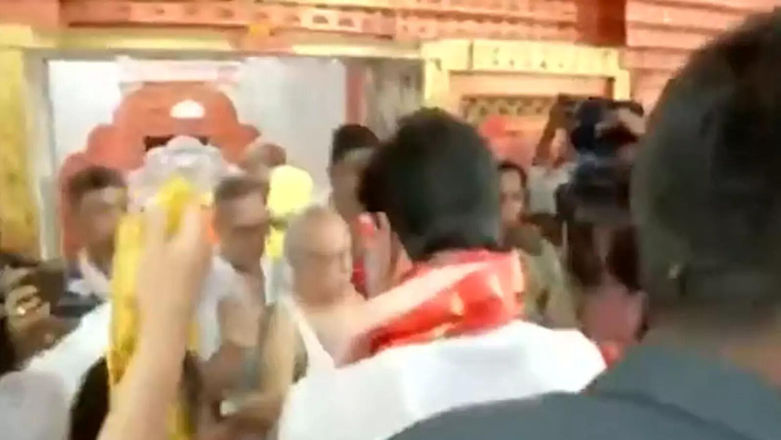 Navneet Rana, Ravi Rana recite Hanuman Chalisa at Nagpur temple