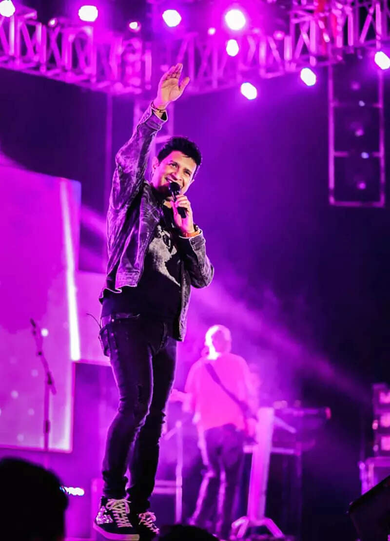 Singer Kk Passes Away Unmissable Pictures And Moments From His Live Concerts The Etimes