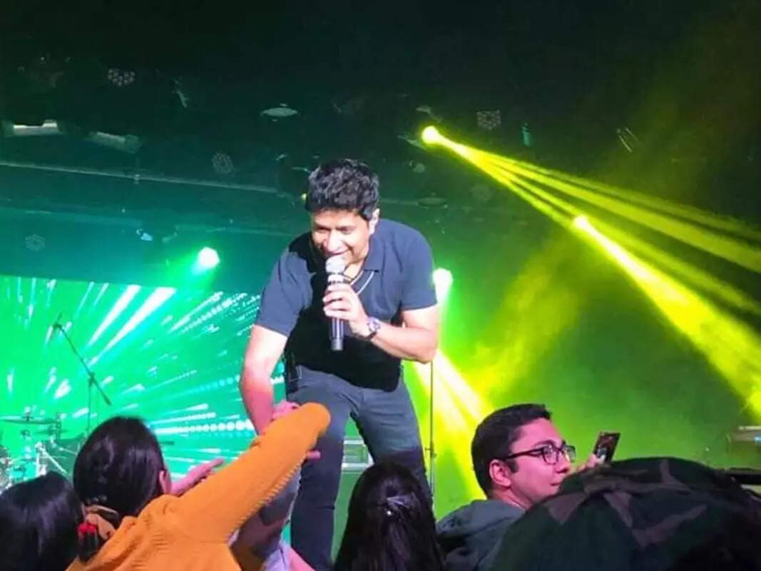 Singer Kk Passes Away Unmissable Pictures And Moments From His Live Concerts The Etimes