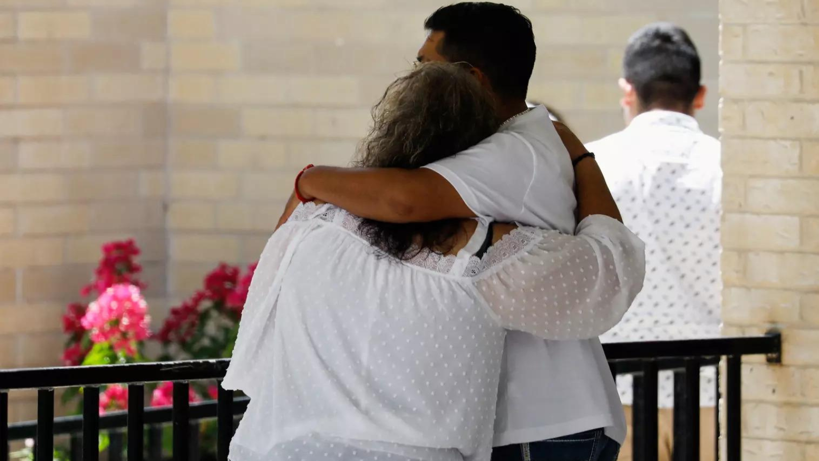 uvalde: Uvalde shooting: Witnesses film crying parents near school