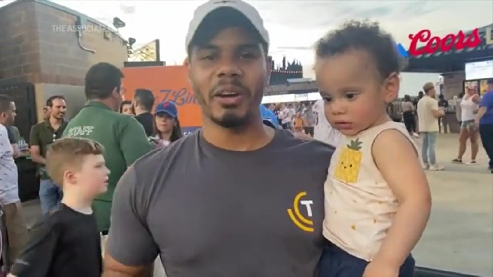 Mets fan makes amazing HR catch while holding baby