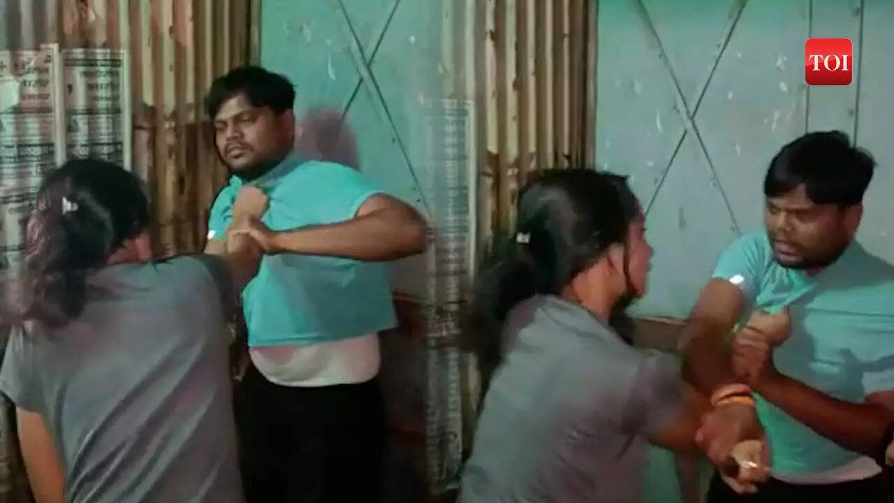 Woman beats up a man in public while asking for borrowed money