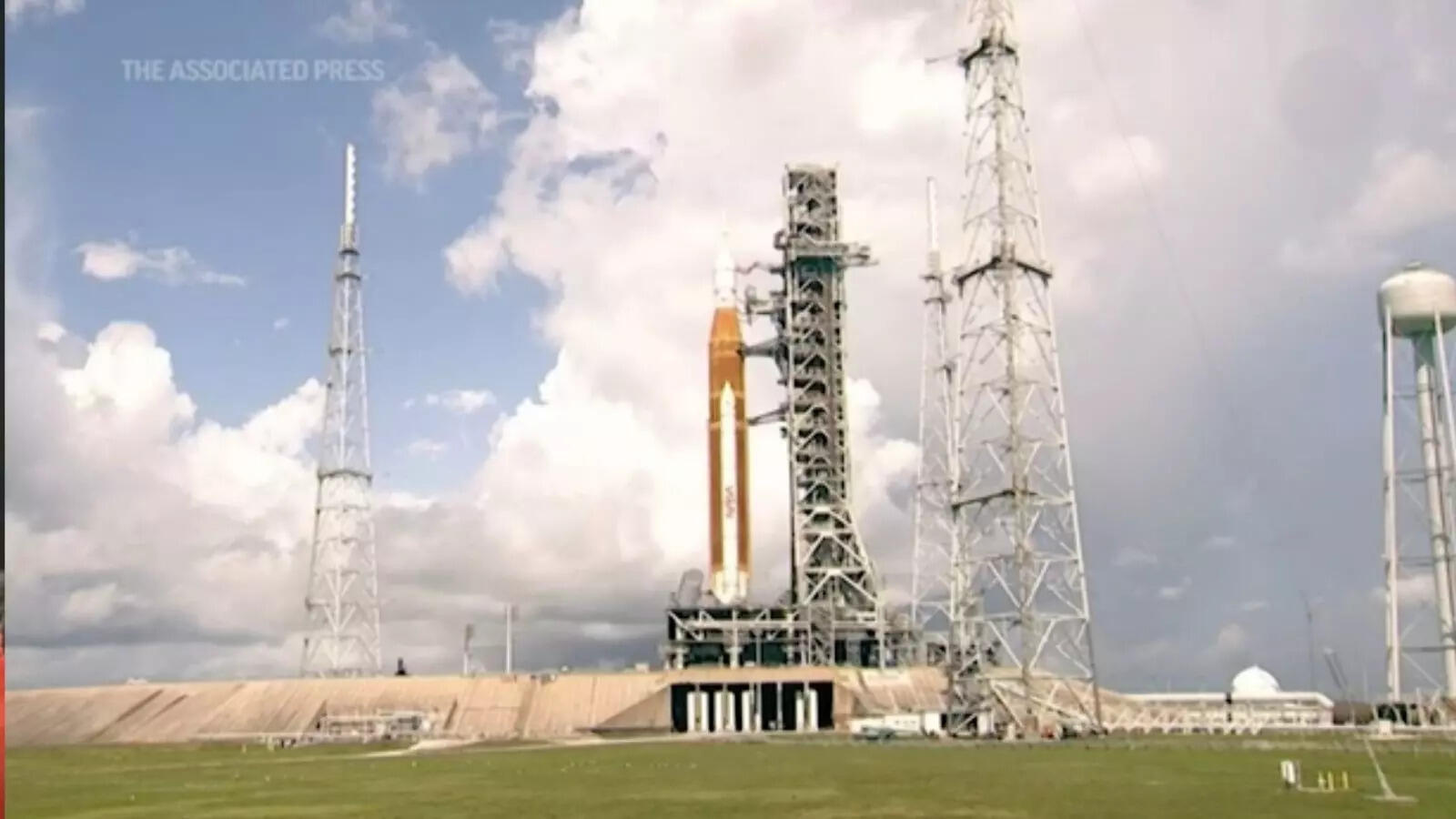 nasa: NASA returns moon rocket to launch pad