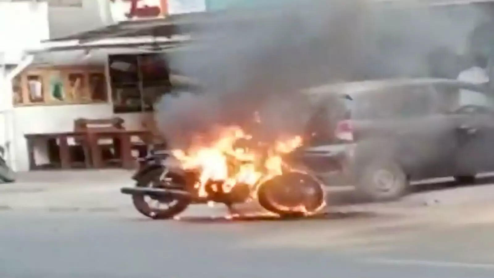 On cam: Bike catches fire, 24-year-old escapes unhurt