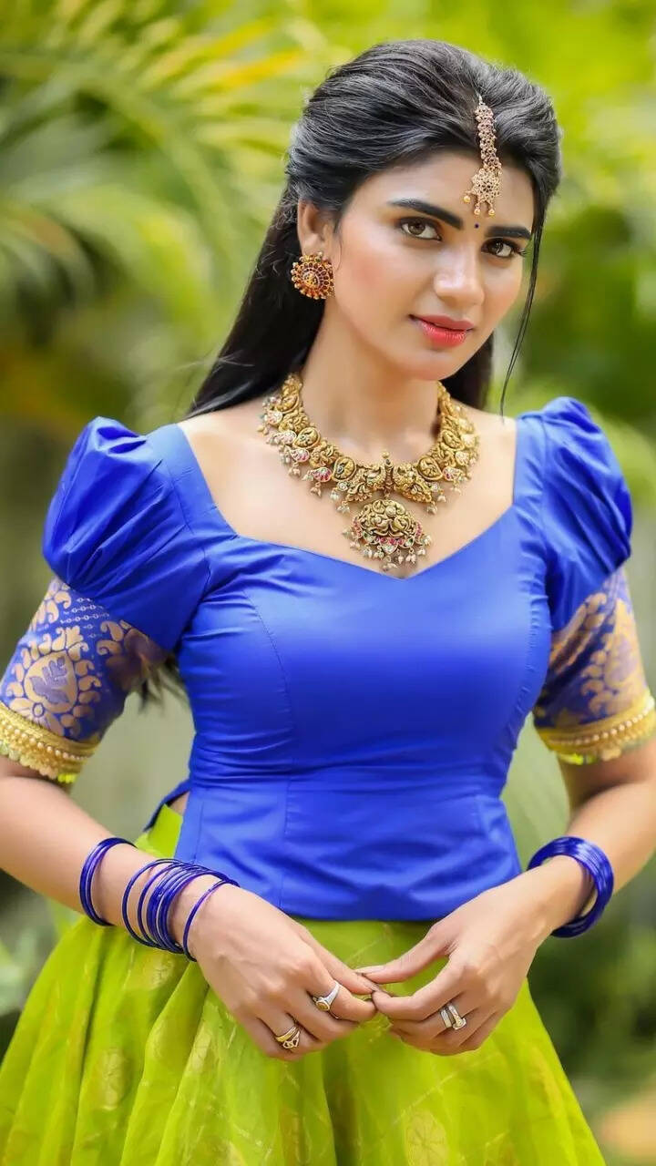 Samantha In Jabardasth In Half Saree